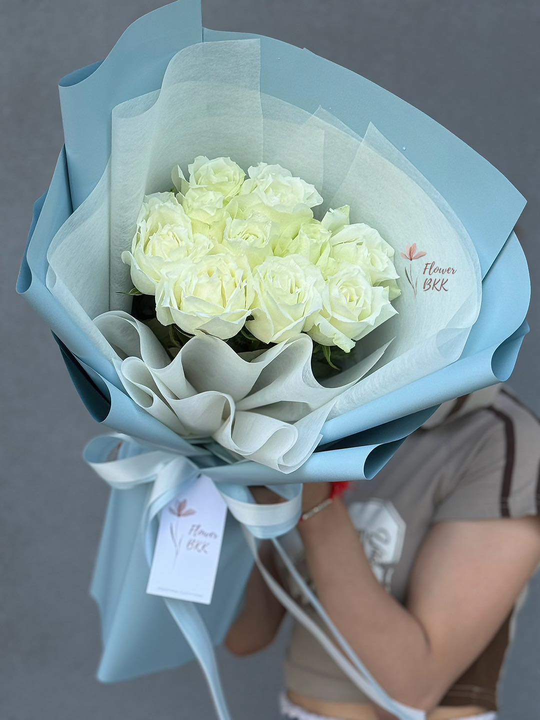 Elegant 10 White Roses Wrapped in Blue Paper (Size M)